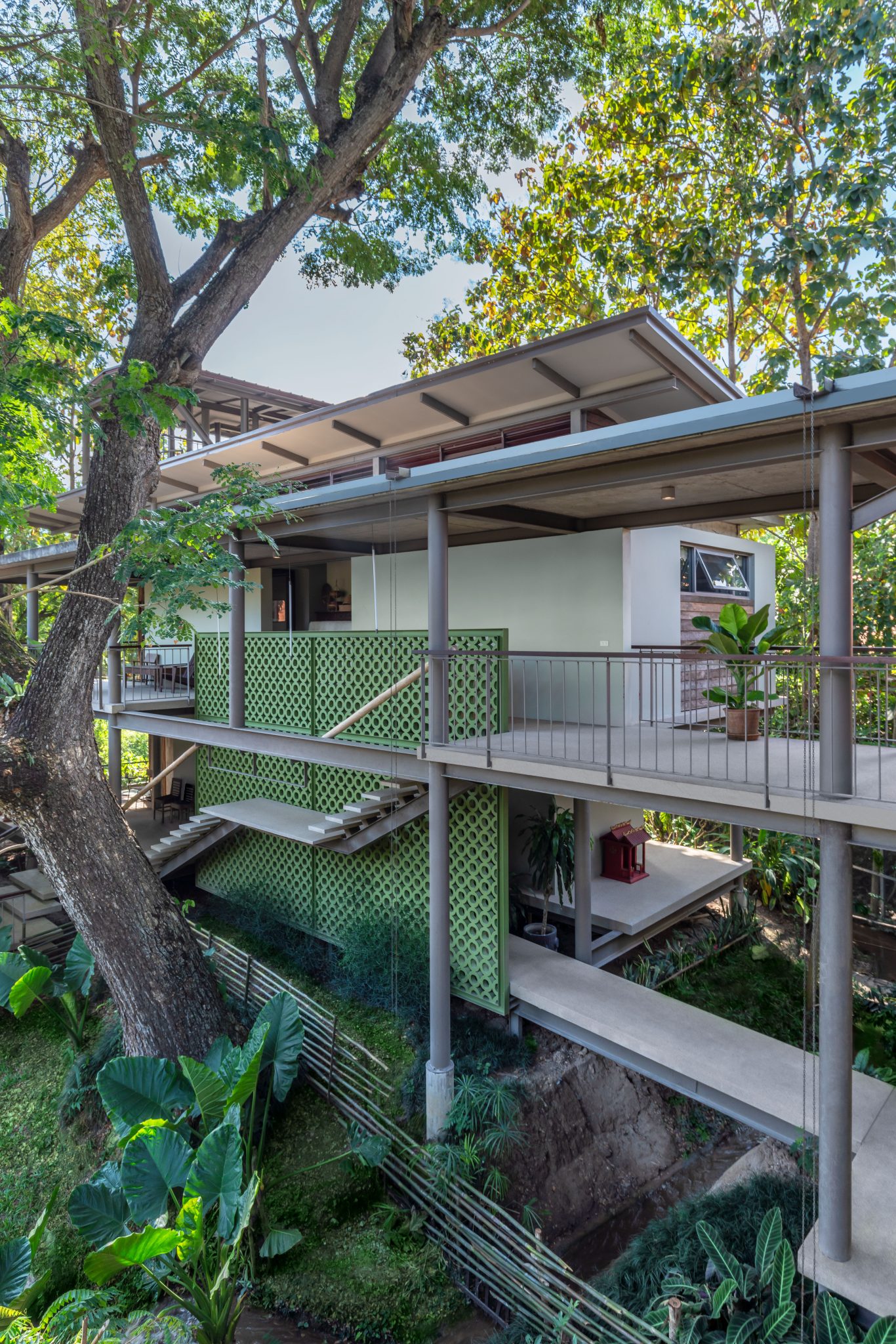 Maerim House: A U-Shaped Steel Frame Home Fosters Harmony with Nature ...