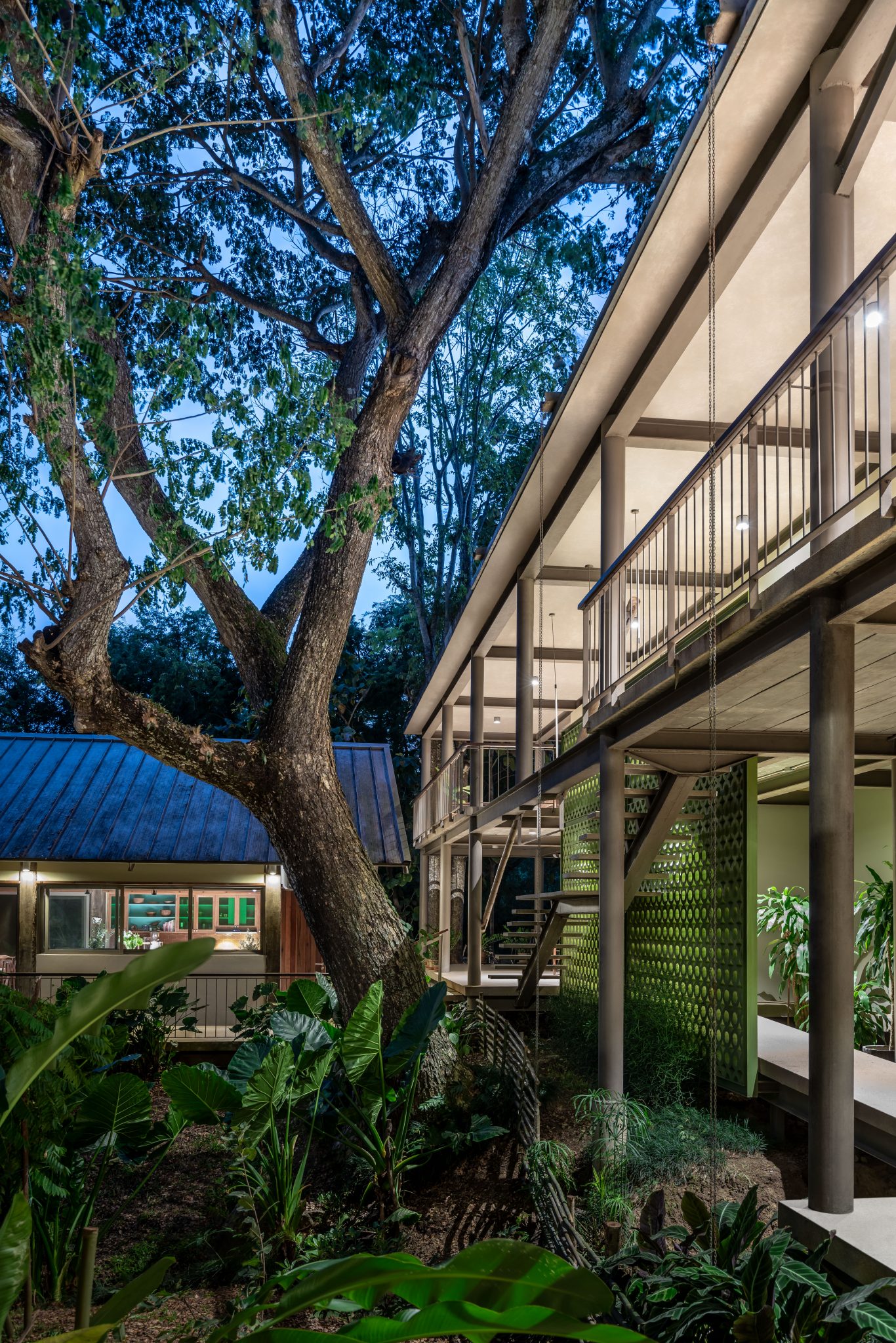 Maerim House: A U-Shaped Steel Frame Home Fosters Harmony with Nature ...