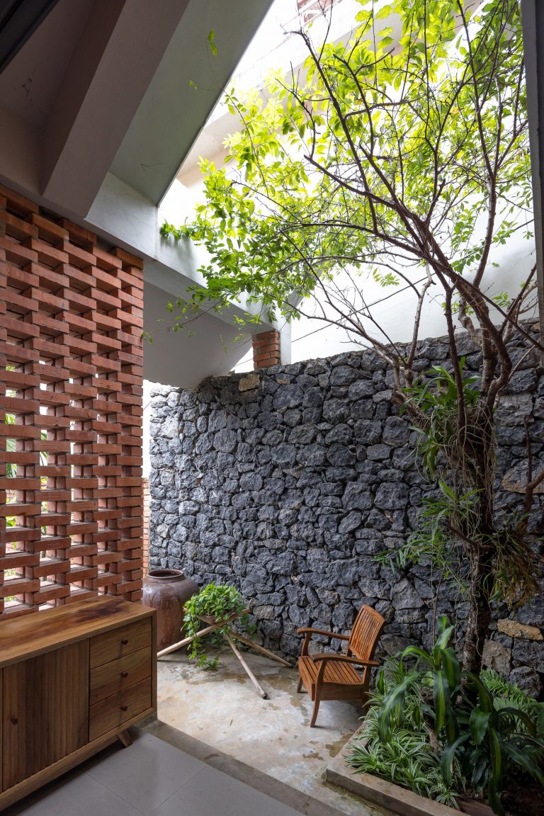 TB House: A One-Story Brick Home with Lush Greenery / Living ASEAN