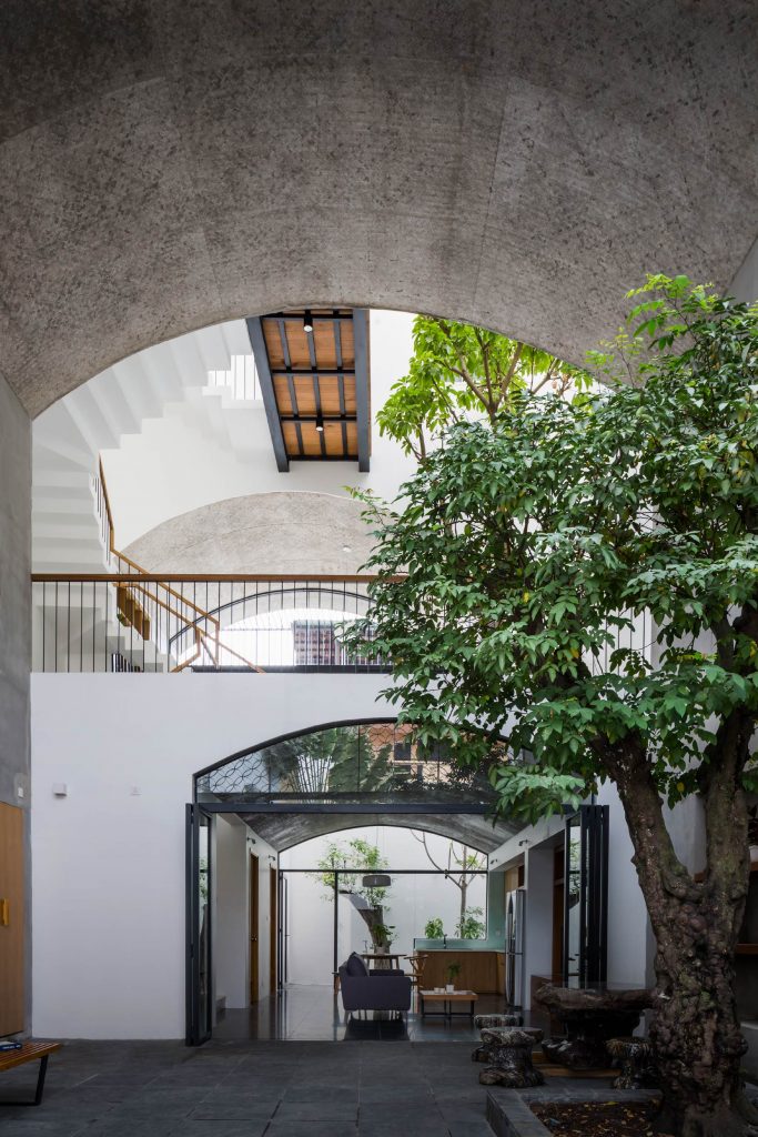 An Urban Home Made Attractive by Curved Design / Living ASEAN