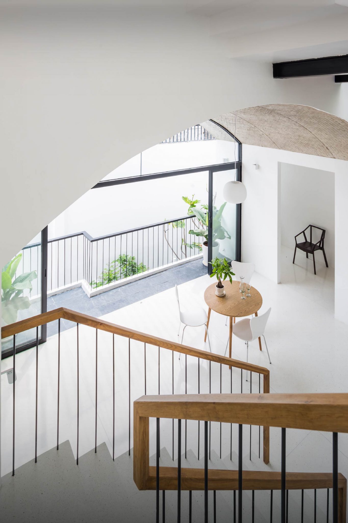 An Urban Home Made Attractive by Curved Design / Living ASEAN