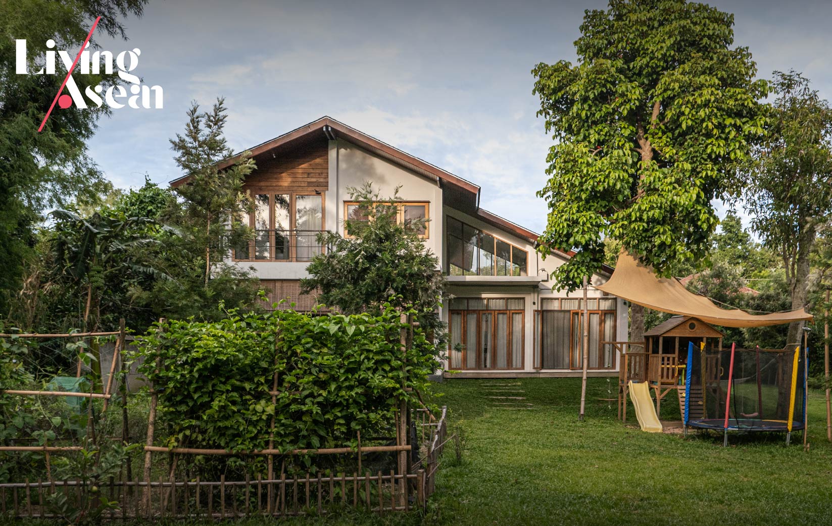 Two Homes Built of Local Materials to Foster Family Bonds / Living ASEAN