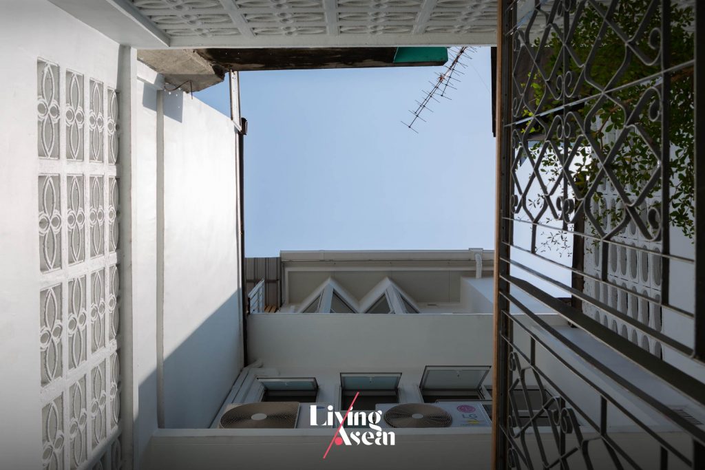 Shophouse Renovated as a Light and Contemporary Home / Living ASEAN