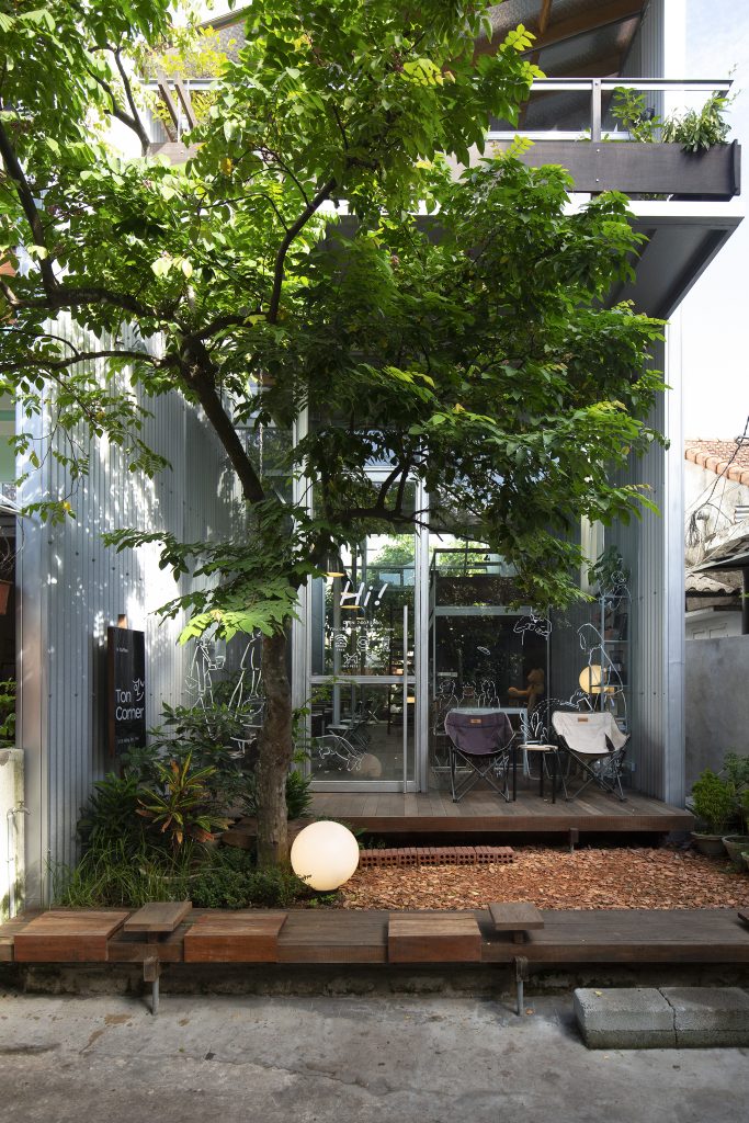 Ton Corner: A Café in Hue with Ordinary Materials / Living ASEAN