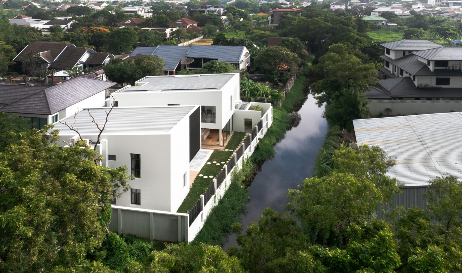 1+1=1 House: A Modern Home for an Extended Family / Living ASEAN