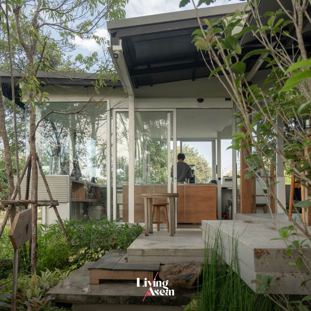 Rab-A-Bit: Old Café Remodeled as Restaurant / Living ASEAN