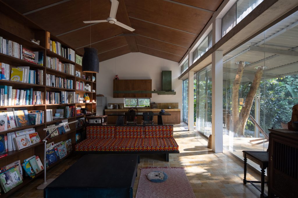 HNP House: Gable House in the Woods / Living ASEAN