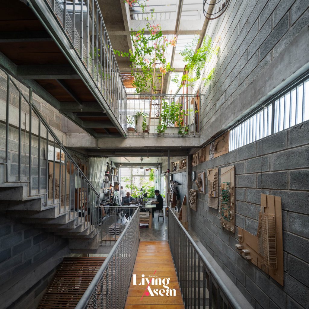 A Narrow, Multigenerational Home Lets Nature Permeate / Living ASEAN